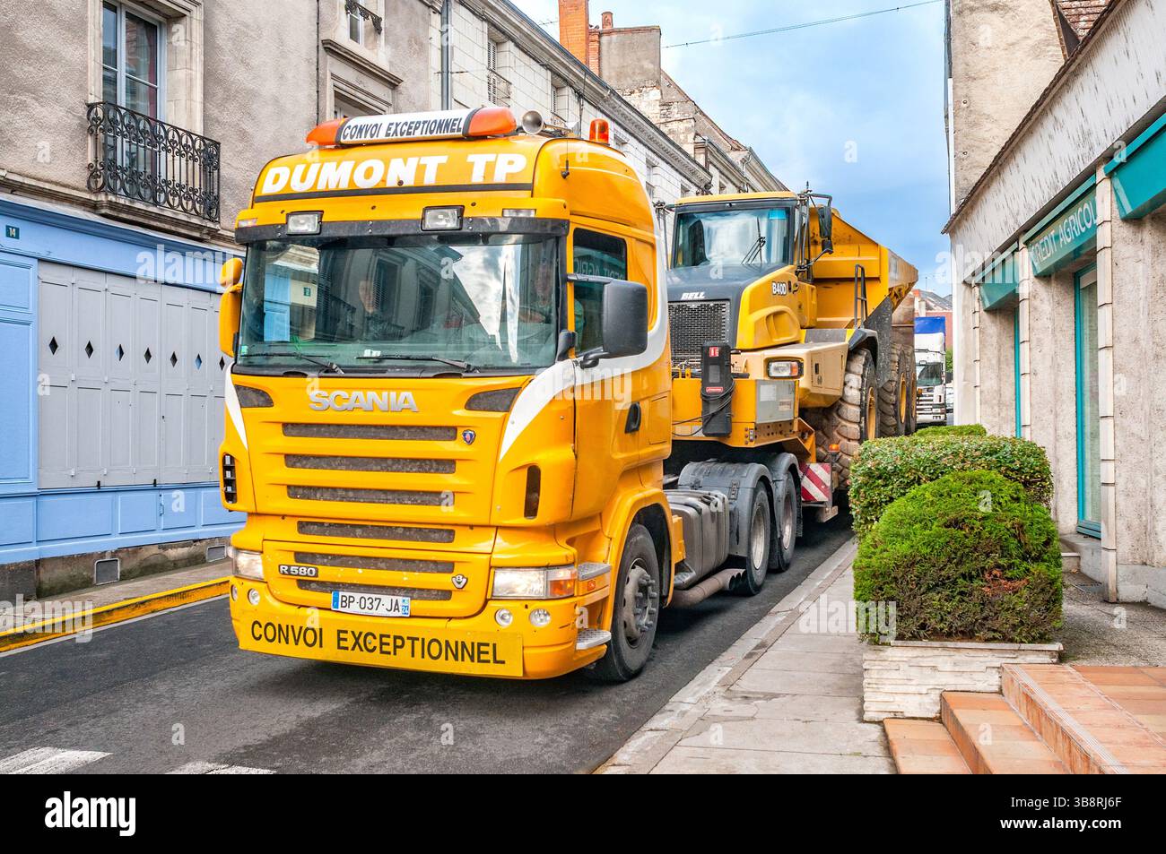 Scania R580 lorry and low loader transporting a Bell B40D 6x6 dump ...