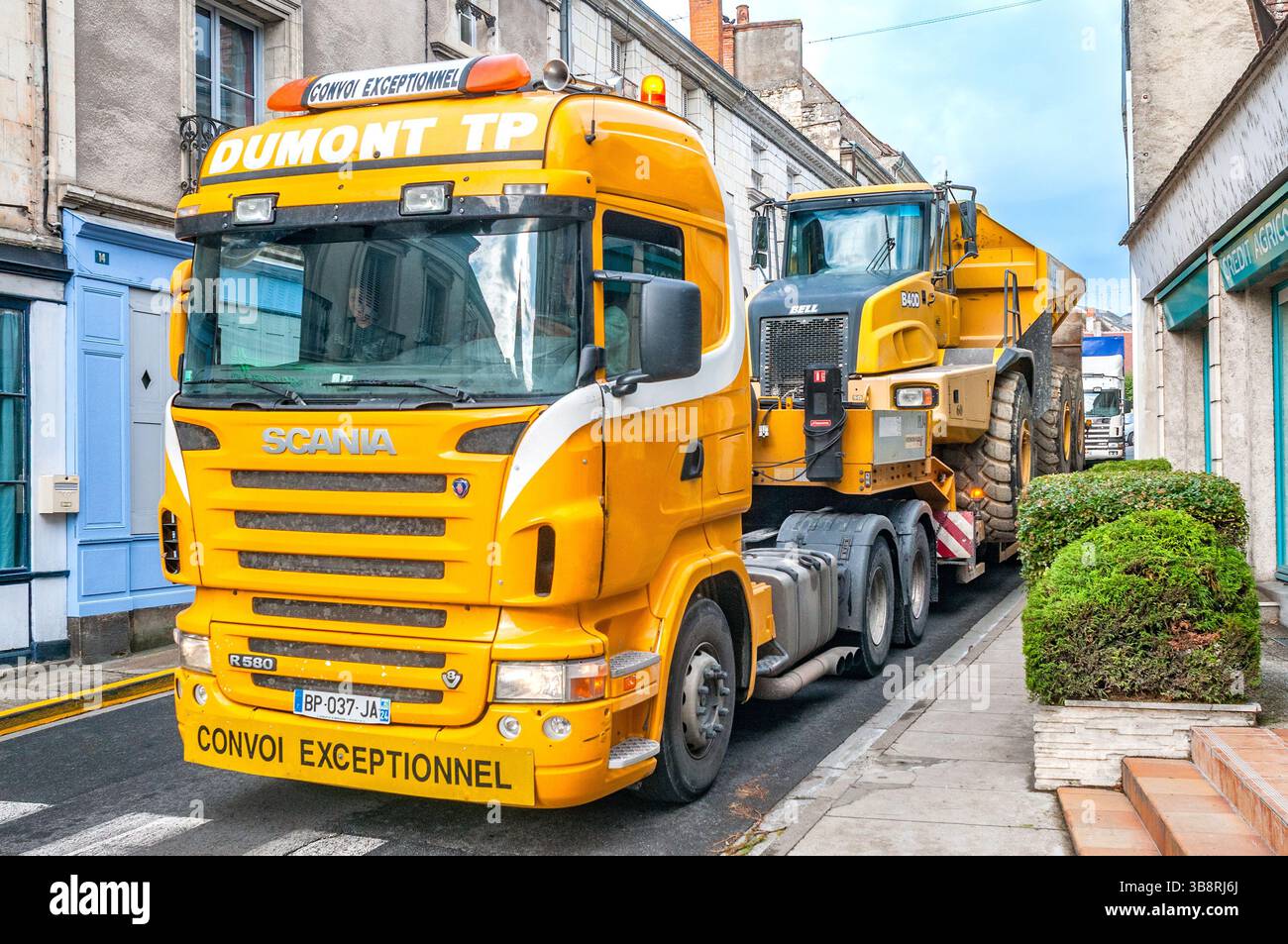 Scania R580 lorry and low loader transporting a Bell B40D 6x6 dump ...