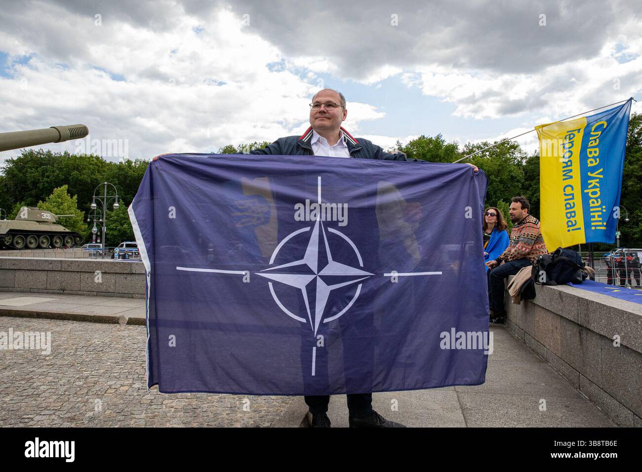 Berlin, Berlin, Germany. 8th May, 2025. Hundreds gathered at Berlin's ...