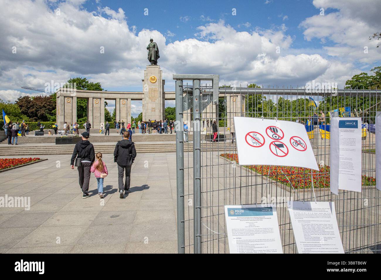 Berlin, Berlin, Germany. 8th May, 2025. Hundreds gathered at Berlin's ...