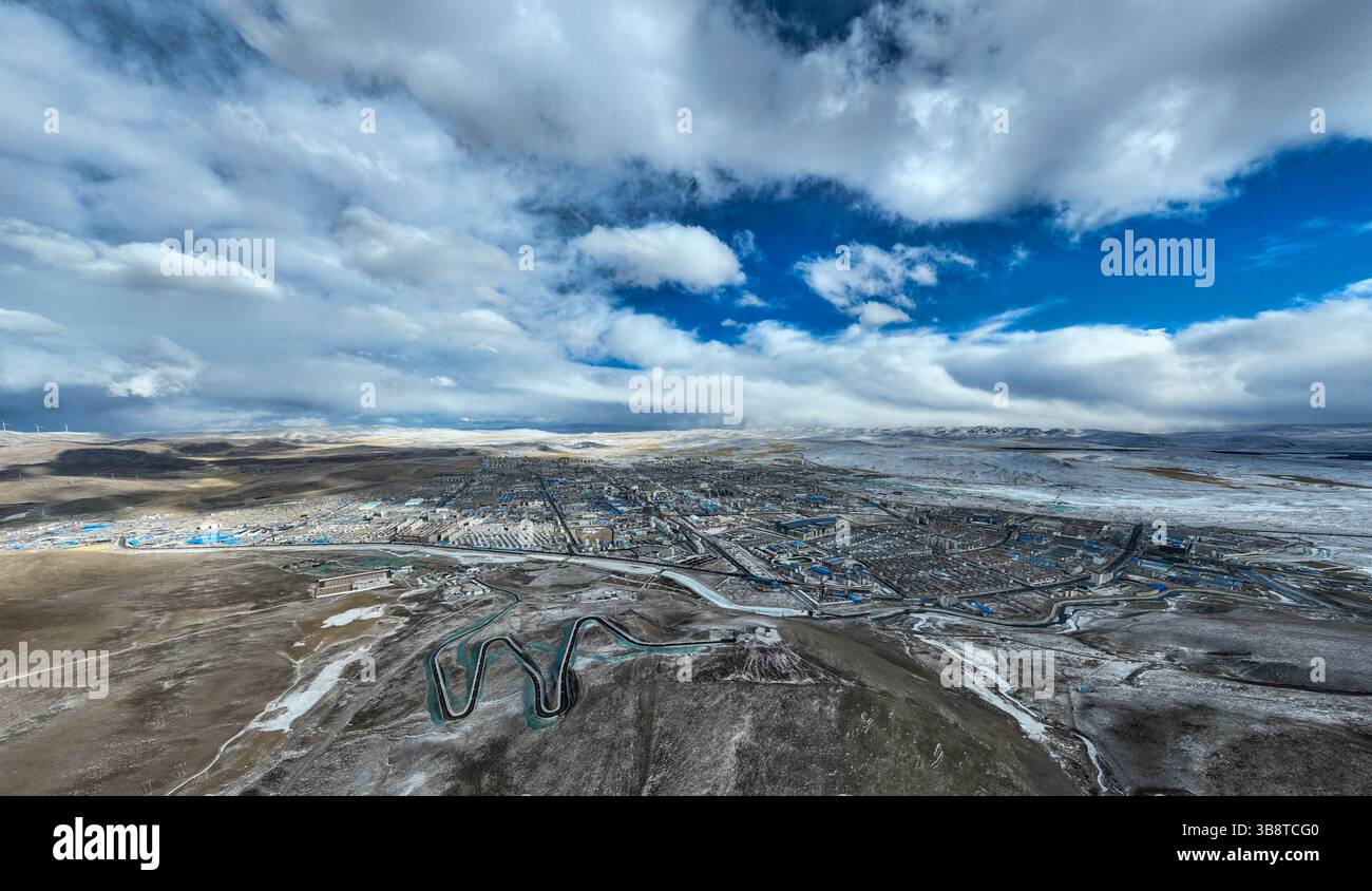 (250508) -- LHASA, May 8, 2025 (Xinhua) -- An aerial drone photo taken ...