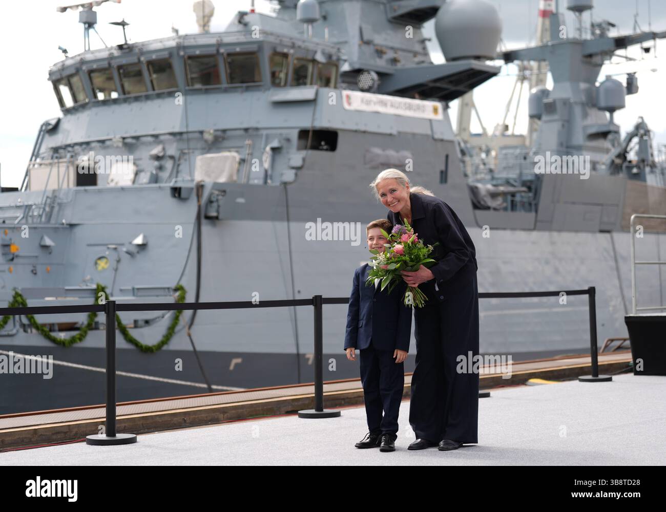 08 May 2025, Hamburg: Flower child Eren Bobzien (l) and godmother ...