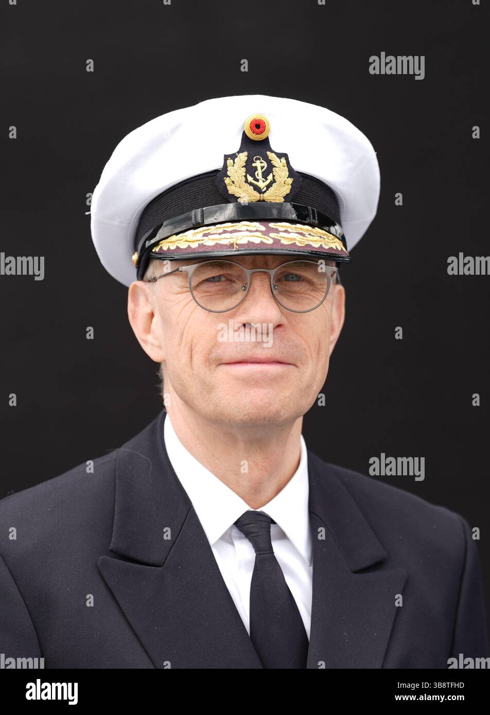 08 May 2025, Hamburg: Rear Admiral Christoph Joachim Müller-Meinhard ...
