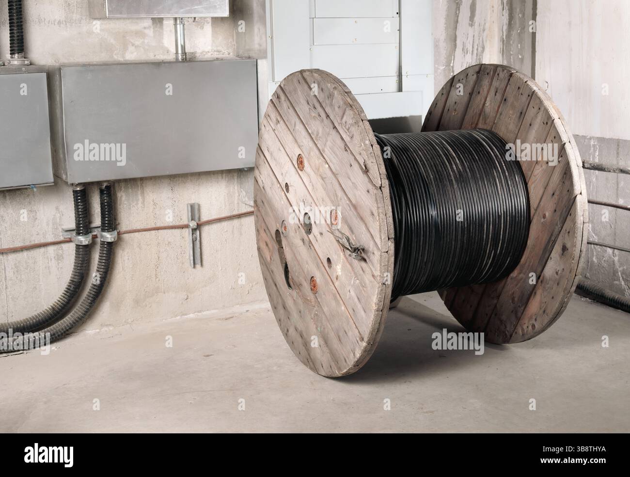 Fiber optic wooden cable reel in electrical room. Large 1000m loose ...