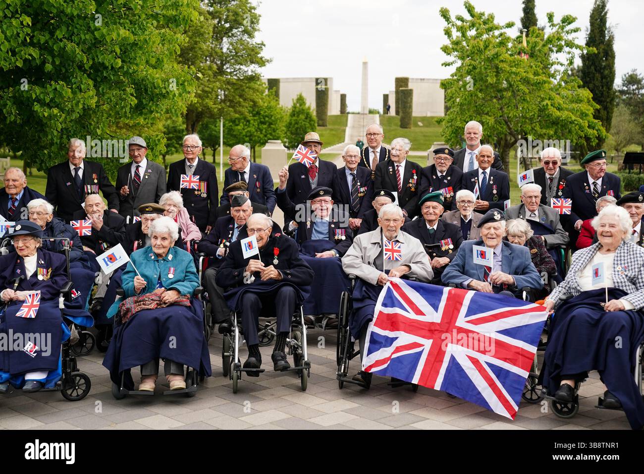 WW2 veterans have their photograph taken at the National Memorial ...