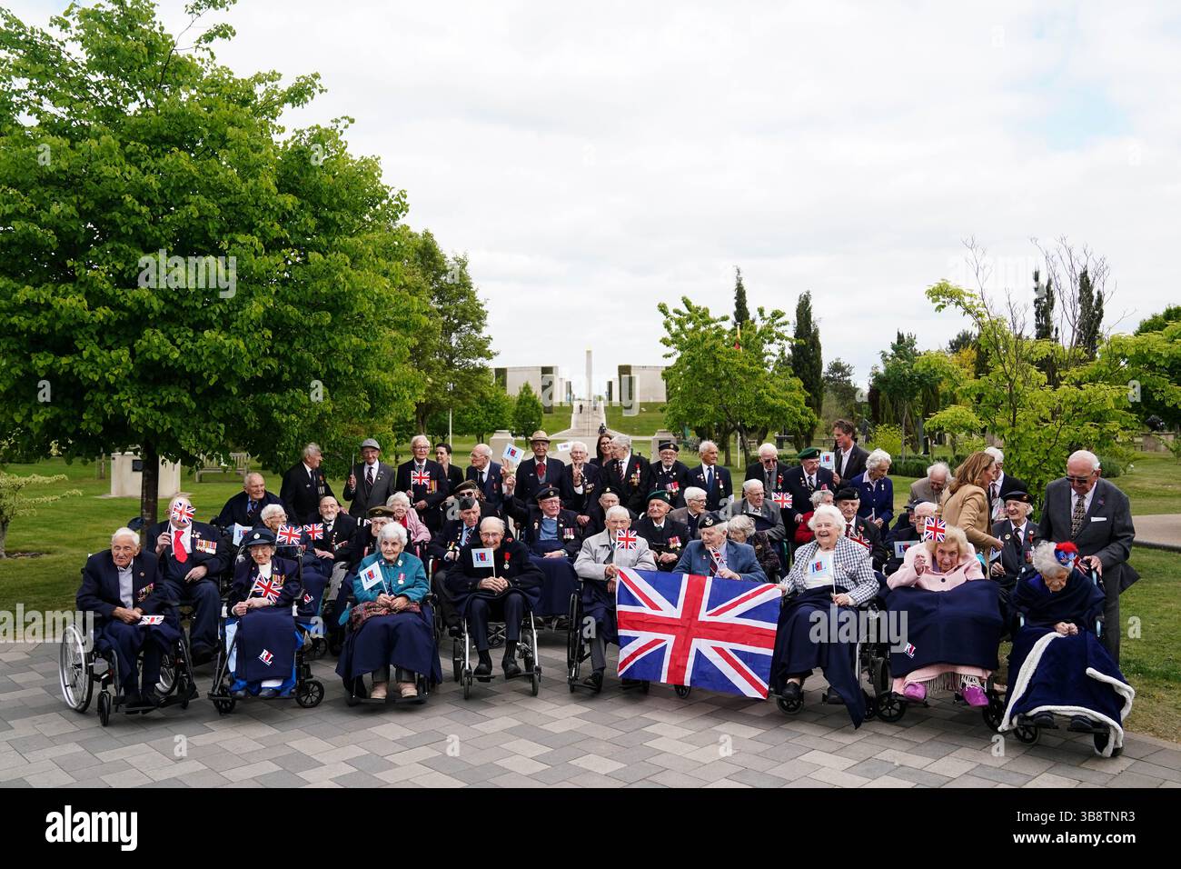 WW2 veterans have their photograph taken at the National Memorial ...