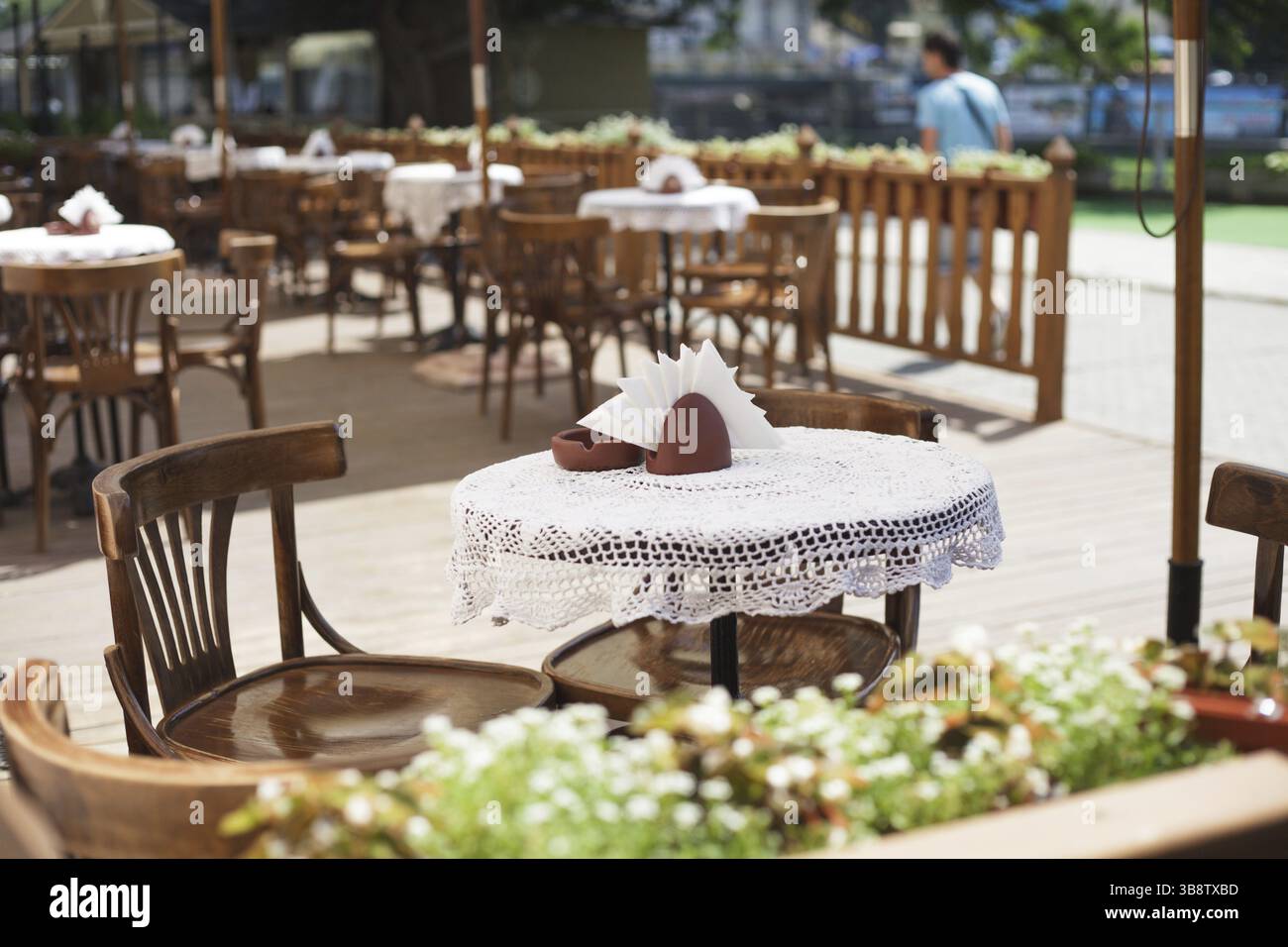 Cafe rustic tableware chairs hi-res stock photography and images - Alamy