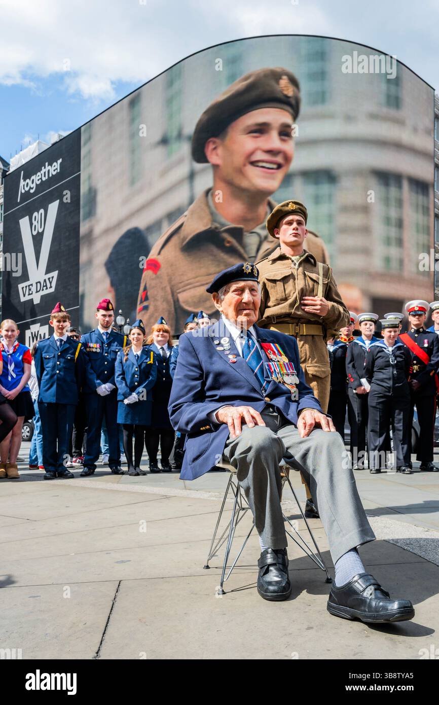London, UK. 8 May 2025. Second World War veteran Mervyn Kersh, aged 100 ...