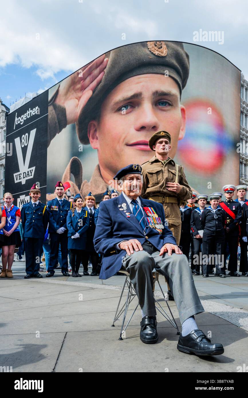 London, UK. 8 May 2025. Second World War veteran Mervyn Kersh, aged 100 ...