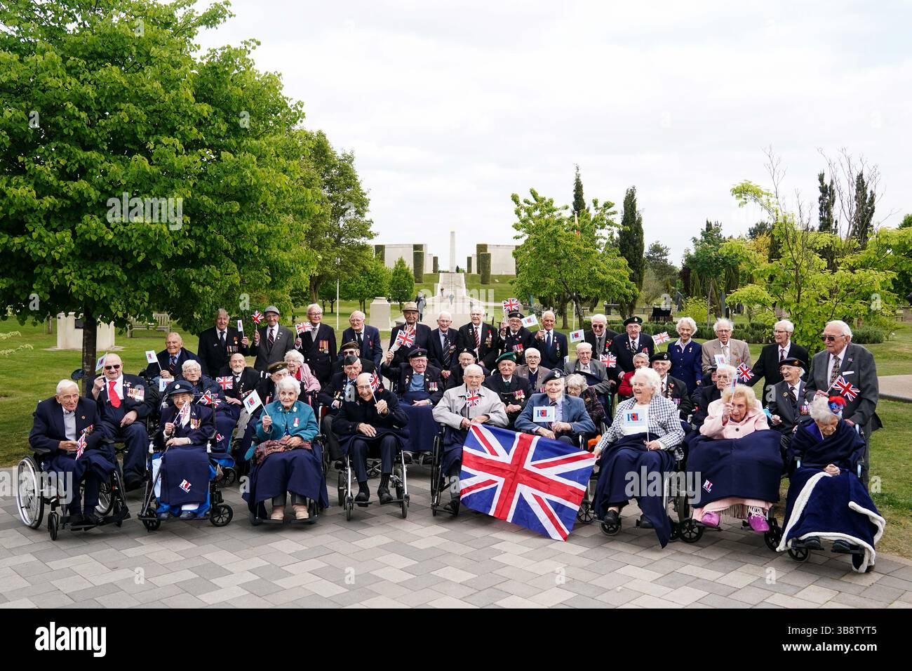 WW2 veterans have their photograph taken at the National Memorial ...