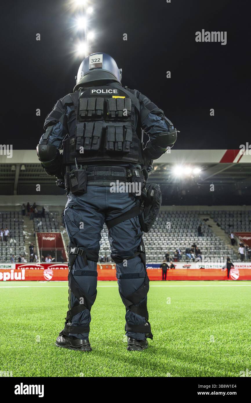 Police officer in combat gear Football stadium Stock Photo - Alamy
