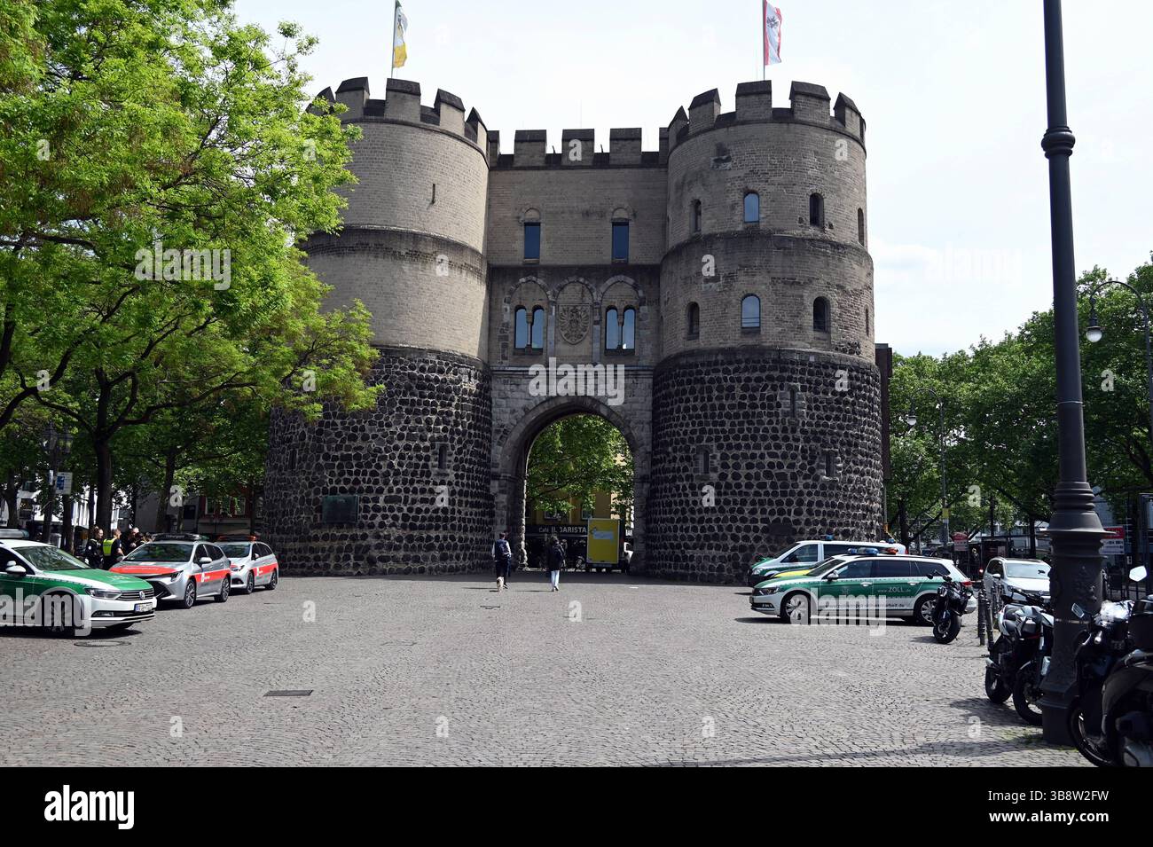 Einsatzfahrzeuge vom Zoll und dem Ordnungsamt stehen auf dem Kölner ...
