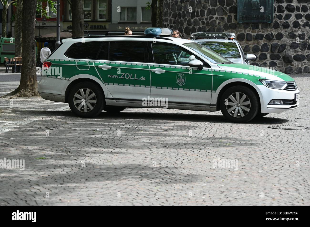 Einsatzfahrzeuge vom Zoll und dem Ordnungsamt stehen auf dem Kölner ...