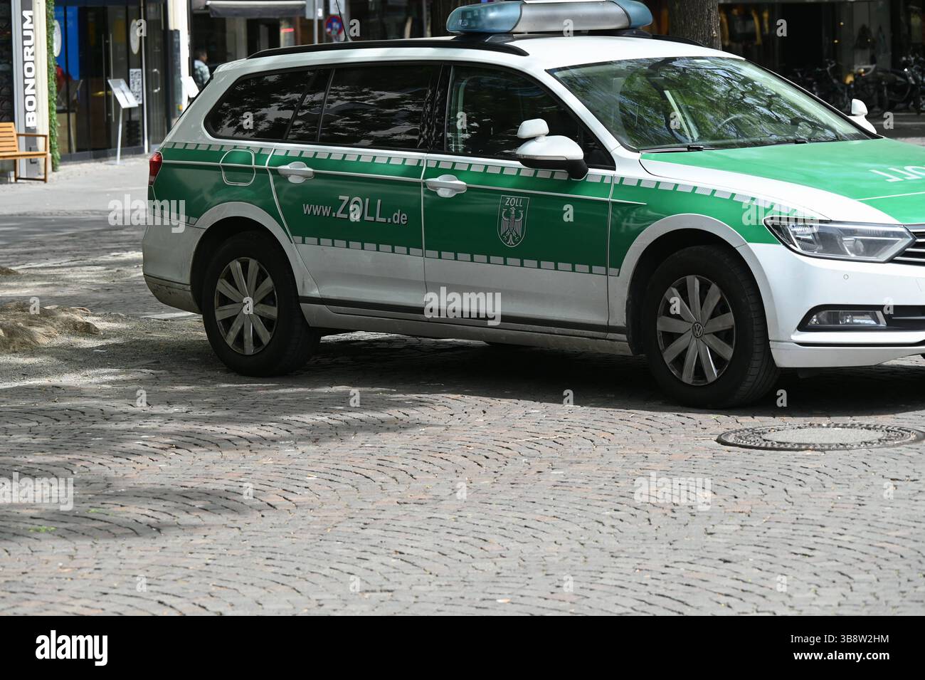 Wappen und Schriftzug vom Zoll auf einem Fahrzeug *** Customs coat of ...