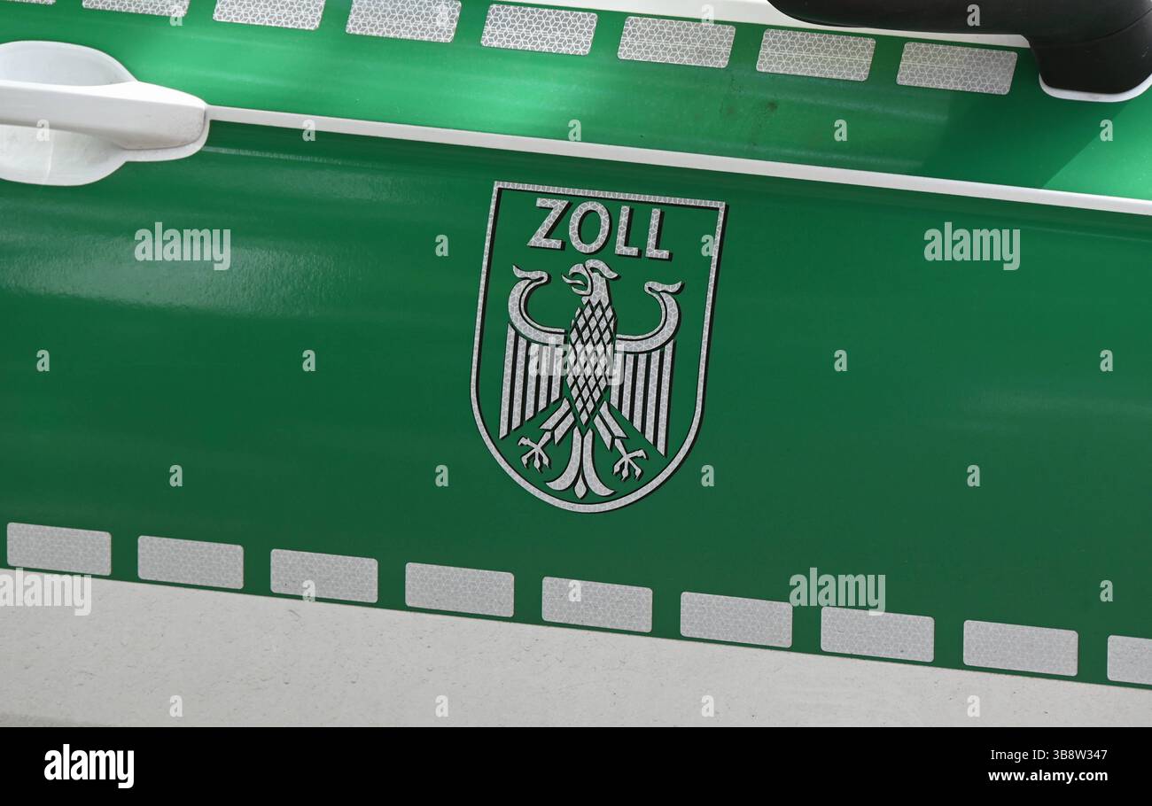 Wappen vom Zoll auf einem Fahrzeug *** Customs emblem on a vehicle ...