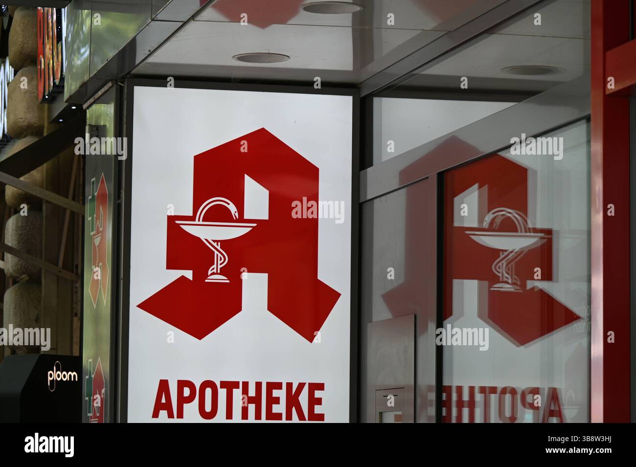 Zeichen für Apotheke, grosses A mit Äskulapschlange und Arzneikelch ...