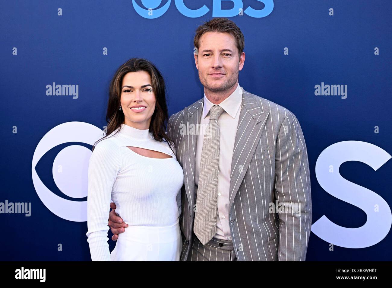 Sofia Pernas Mit Ehemann Justin Hartley Bei Der Präsentaion Des Cbs
