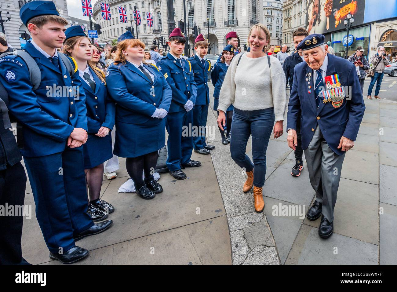 London, UK. 8th May, 2025. Second World War veteran Mervyn Kersh, aged ...