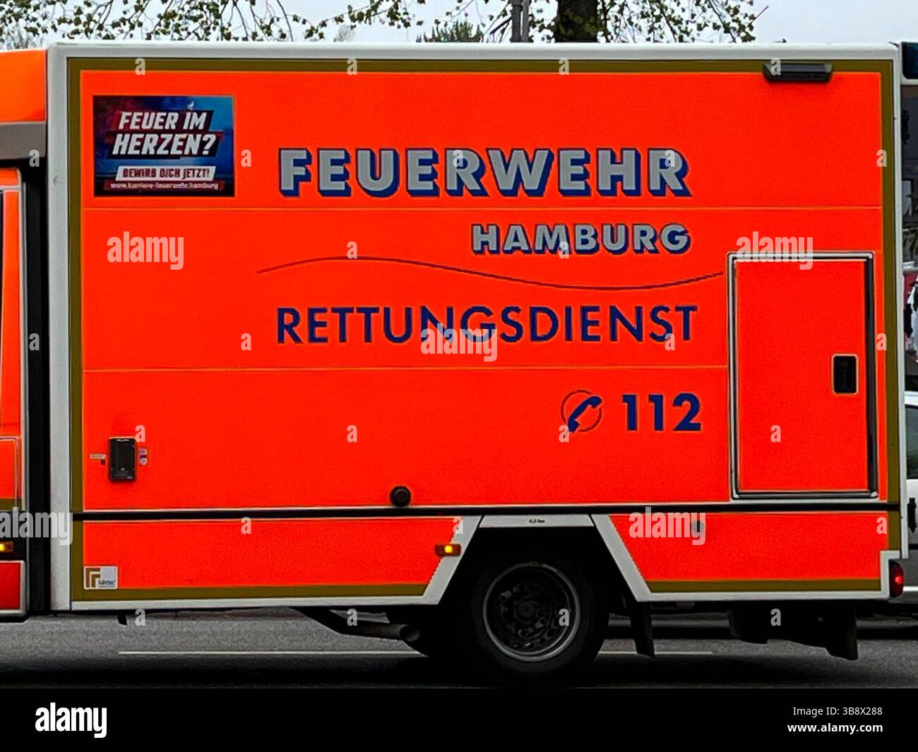 Rettungswagen RTW der Hamburger Feuerwehr in den Farben Rot Weiss auf ...