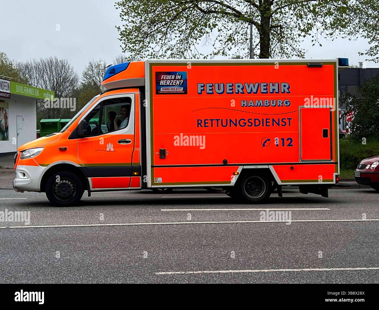 Rettungswagen RTW der Hamburger Feuerwehr in den Farben Rot Weiss auf dem Weg zum Einsatz auf ...
