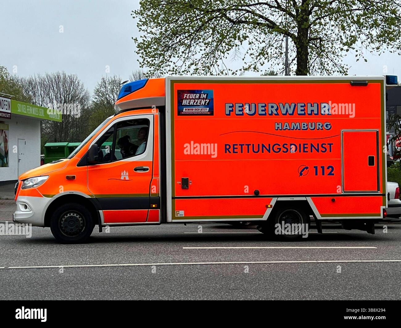 Rettungswagen RTW der Hamburger Feuerwehr in den Farben Rot Weiss auf dem Weg zum Einsatz auf ...