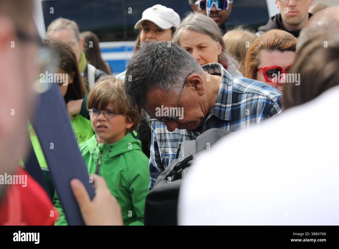 Berlin, Germany. 8th May, 2025. People attend a ceremony commemorating ...