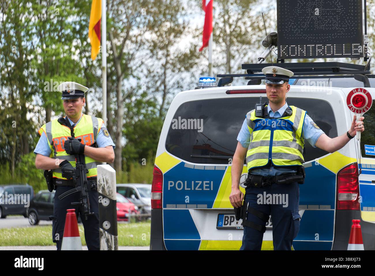 Harrislee, Germany. 08th May, 2025. Police officers carry out checks at ...