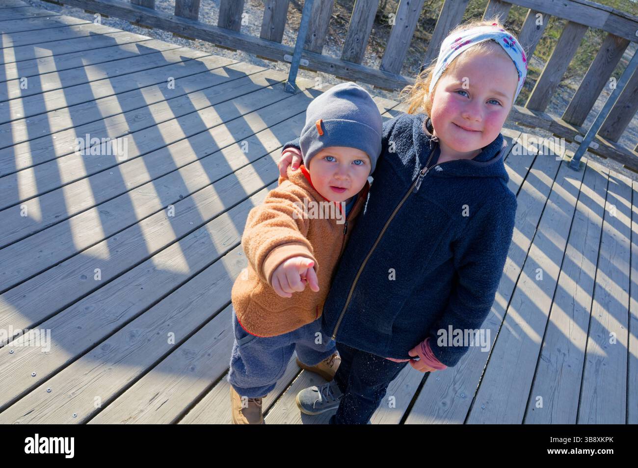Vertrauen. Glückliche Geschwister , der kleine Bruder und seine große ...