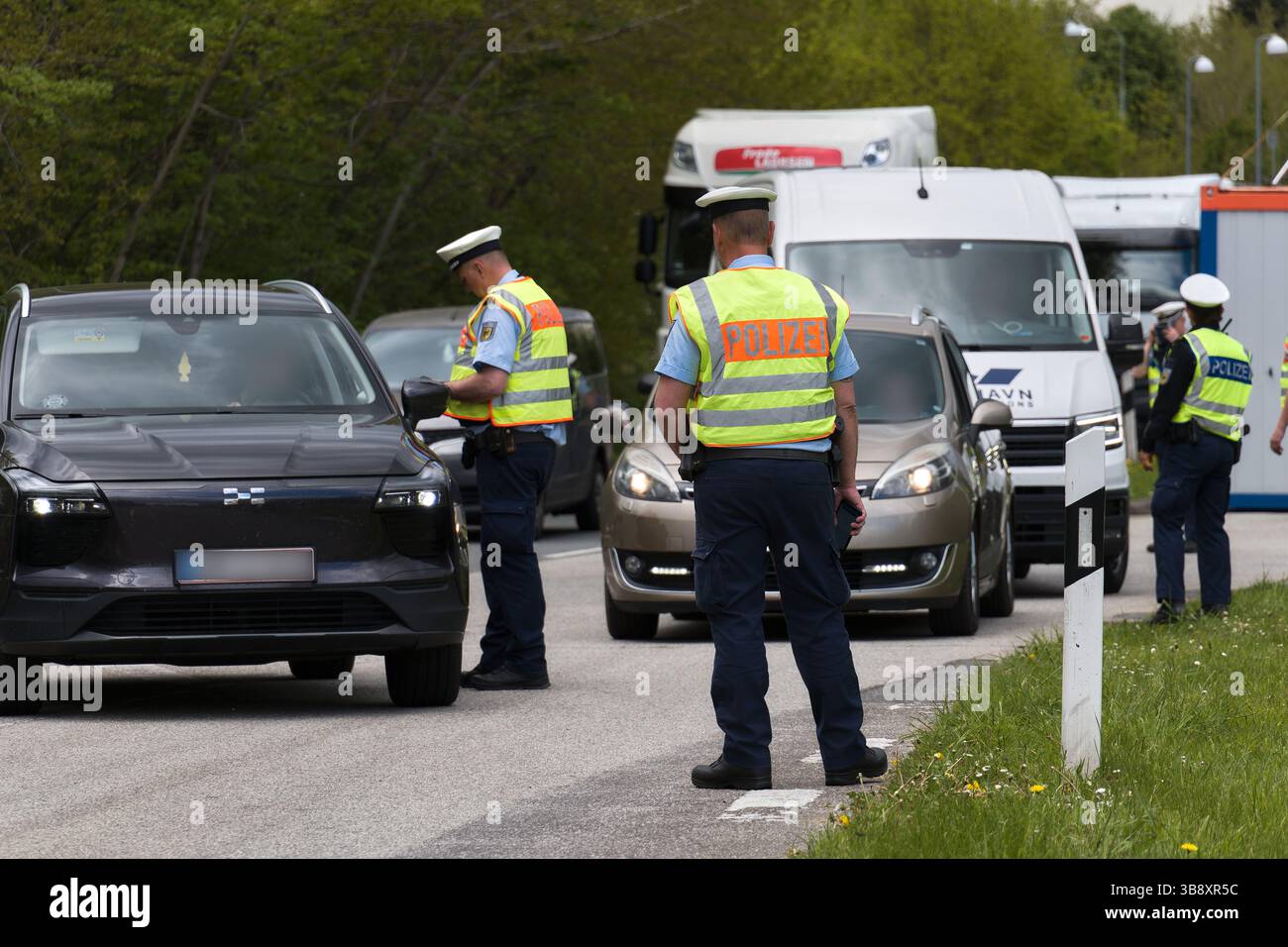 Harrislee, Germany. 08th May, 2025. Police officers carry out checks at ...