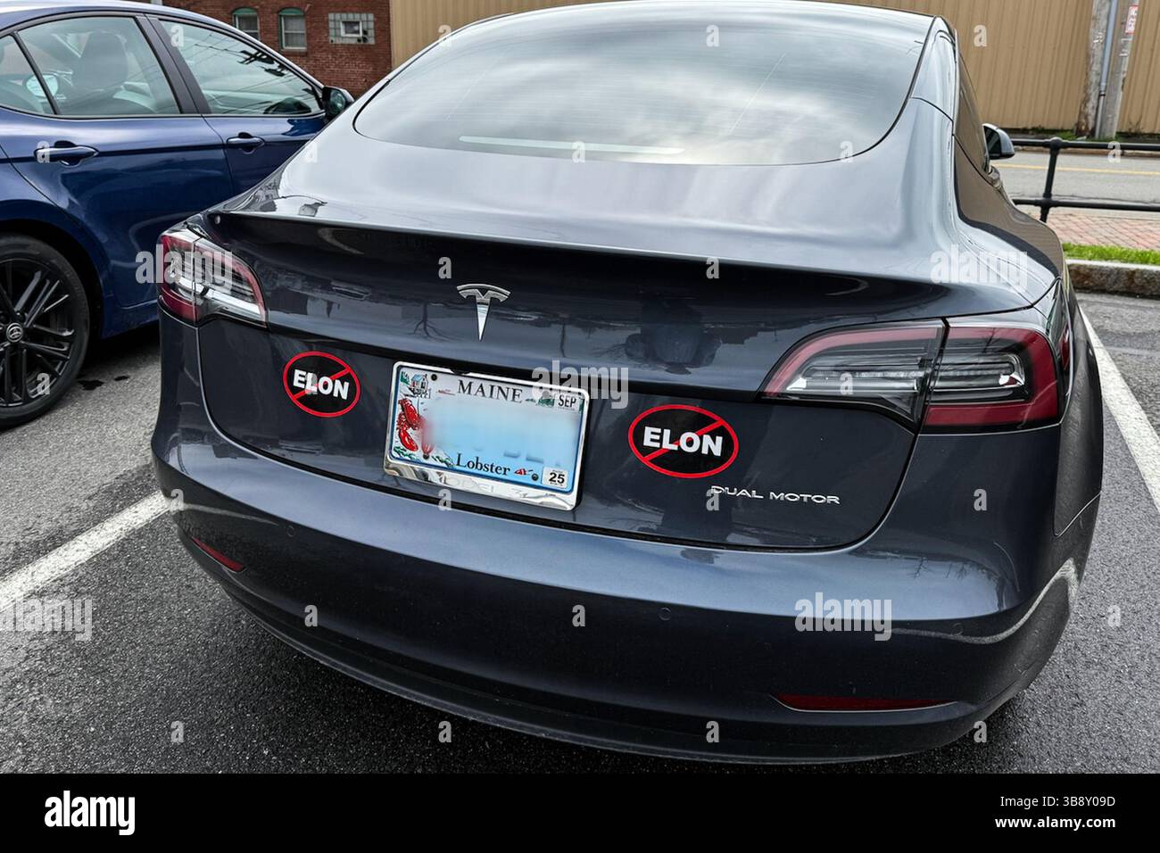 License plate displays hi-res stock photography and images - Alamy