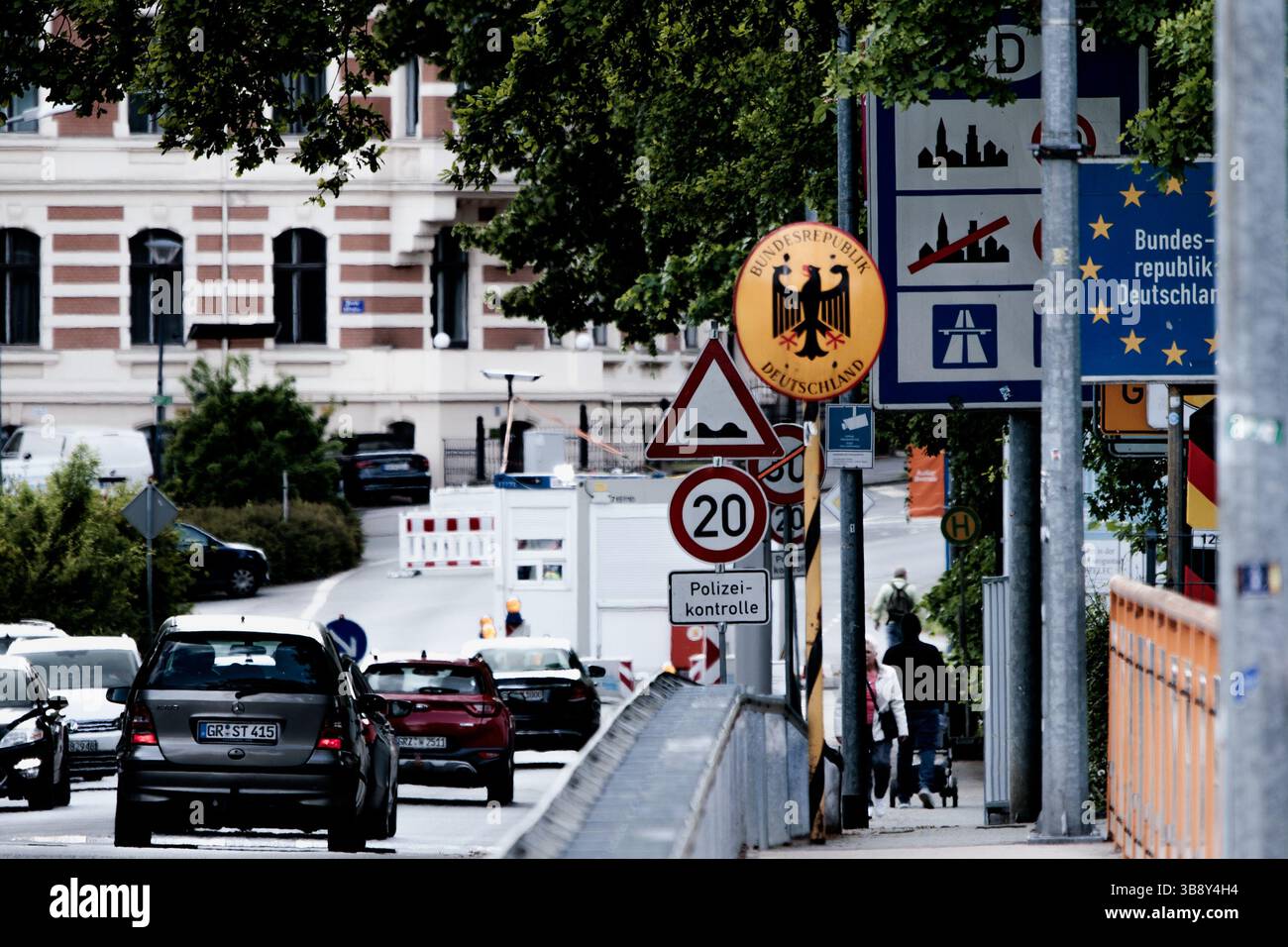 08 May 2025, Saxony, Görlitz: A sign with the inscription Federal ...