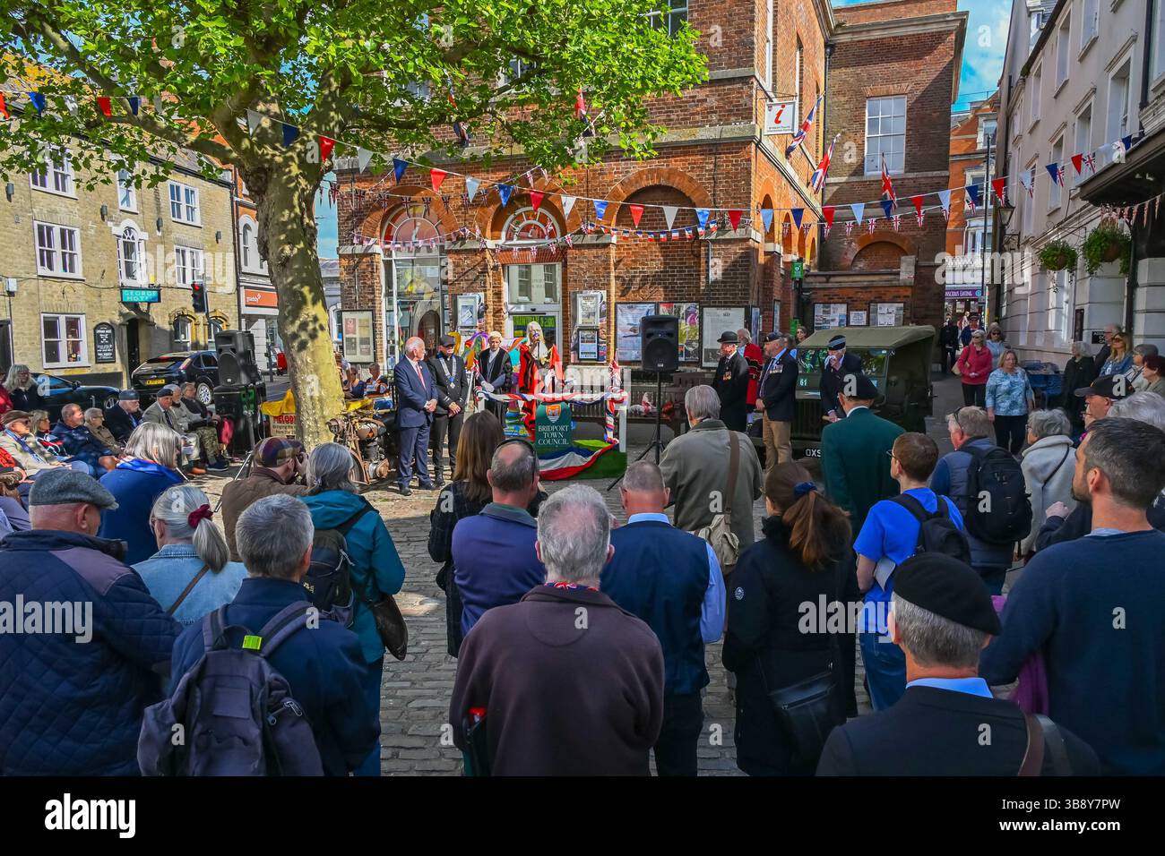 Bridport, Dorset, UK. 8th May 2025. Town mayor Anne Rickard giving a ...