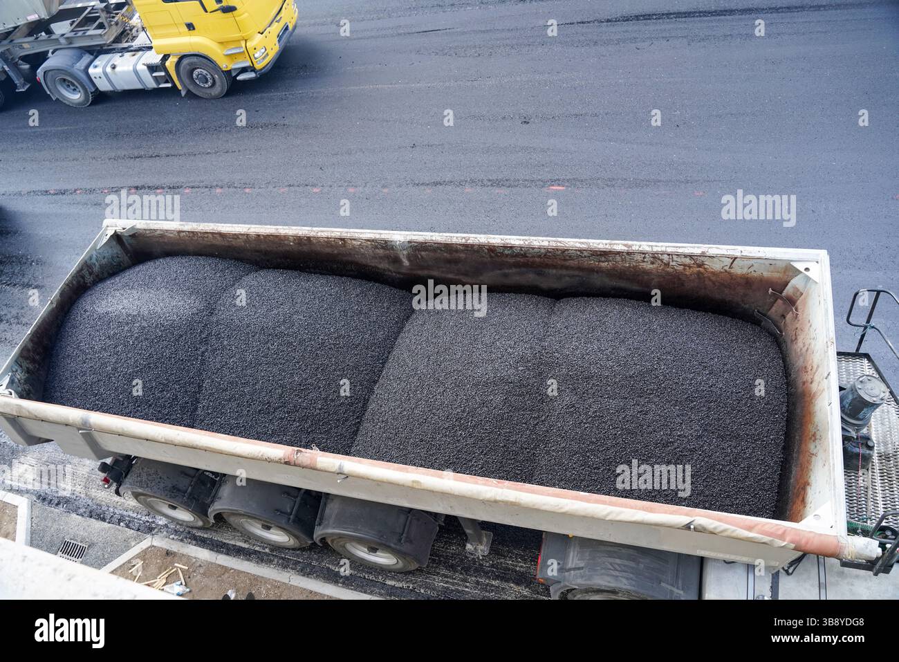 Dump truck ready action hi-res stock photography and images - Alamy