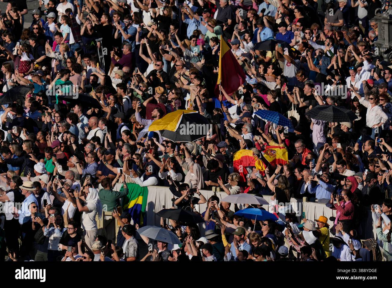 Crowds cheer in St. Peter's square after the election of the 267th ...