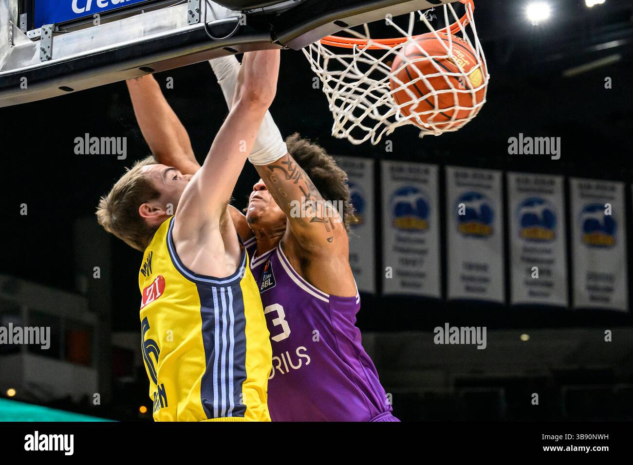im Bild v.l.: Malte Delow Alba Berlin, 06, Deion Hammond BG Goettingen ...