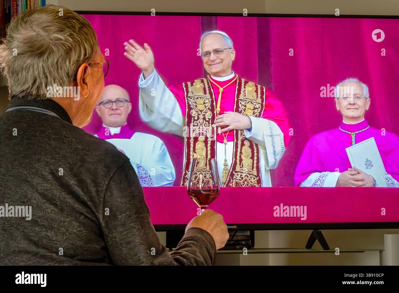 TV-Zuschauer verfolgt den ersten Auftritt von Papst Leo XIV. live in ...