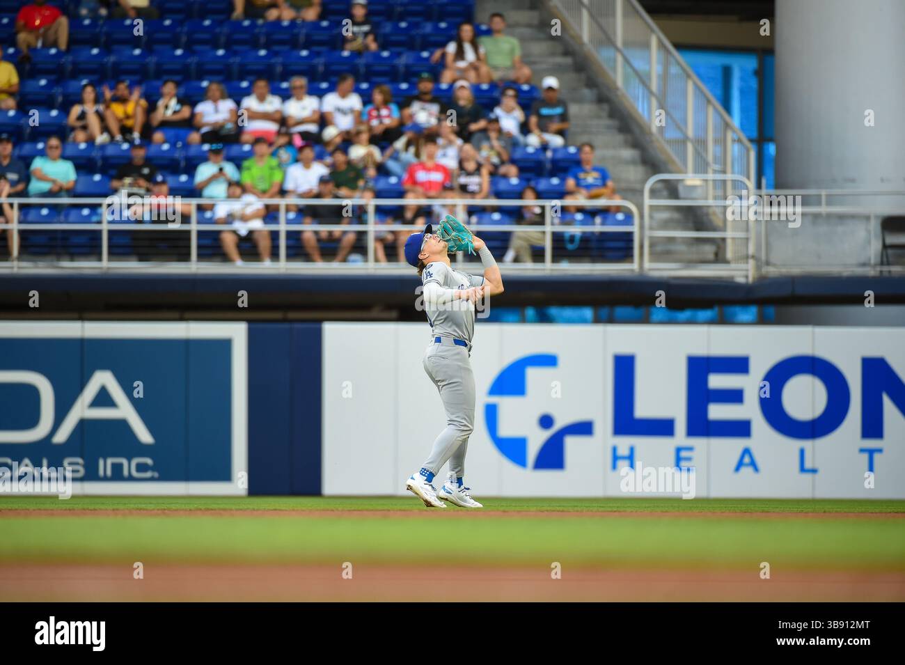 Los Angeles Dodgers second baseman Enrique Hernandez (8) catches a fly ...