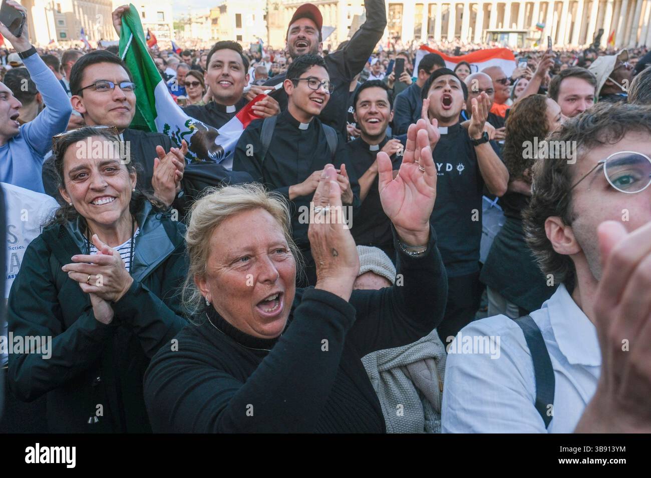 VATICAN POPE VOTE CONCLAVE people in jubilation at the moment of the ...