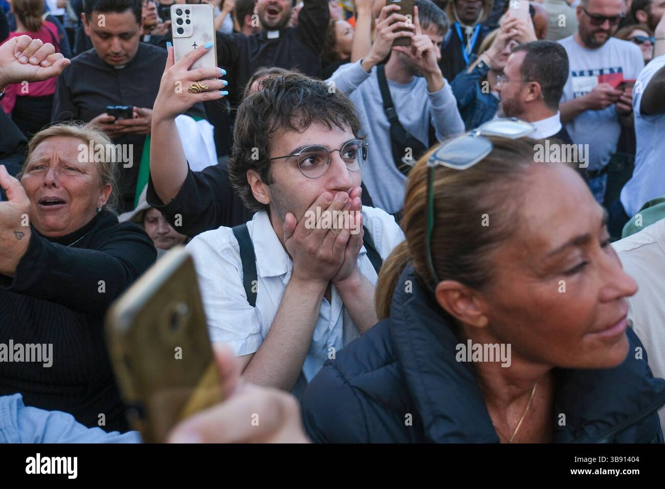 VATICAN POPE VOTE CONCLAVE people in jubilation at the moment of the ...