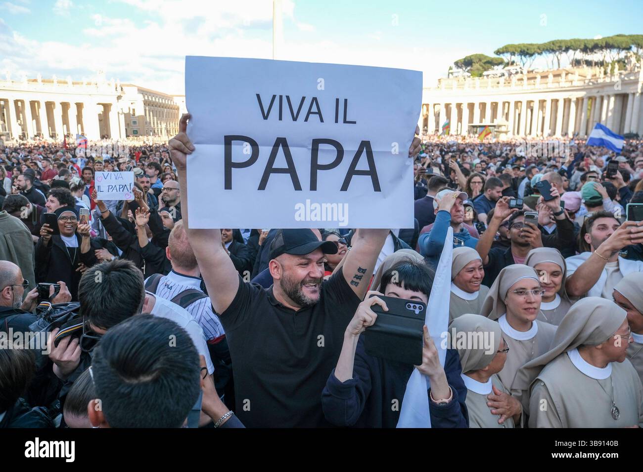 VATICAN POPE VOTE CONCLAVE people in jubilation at the moment of the ...