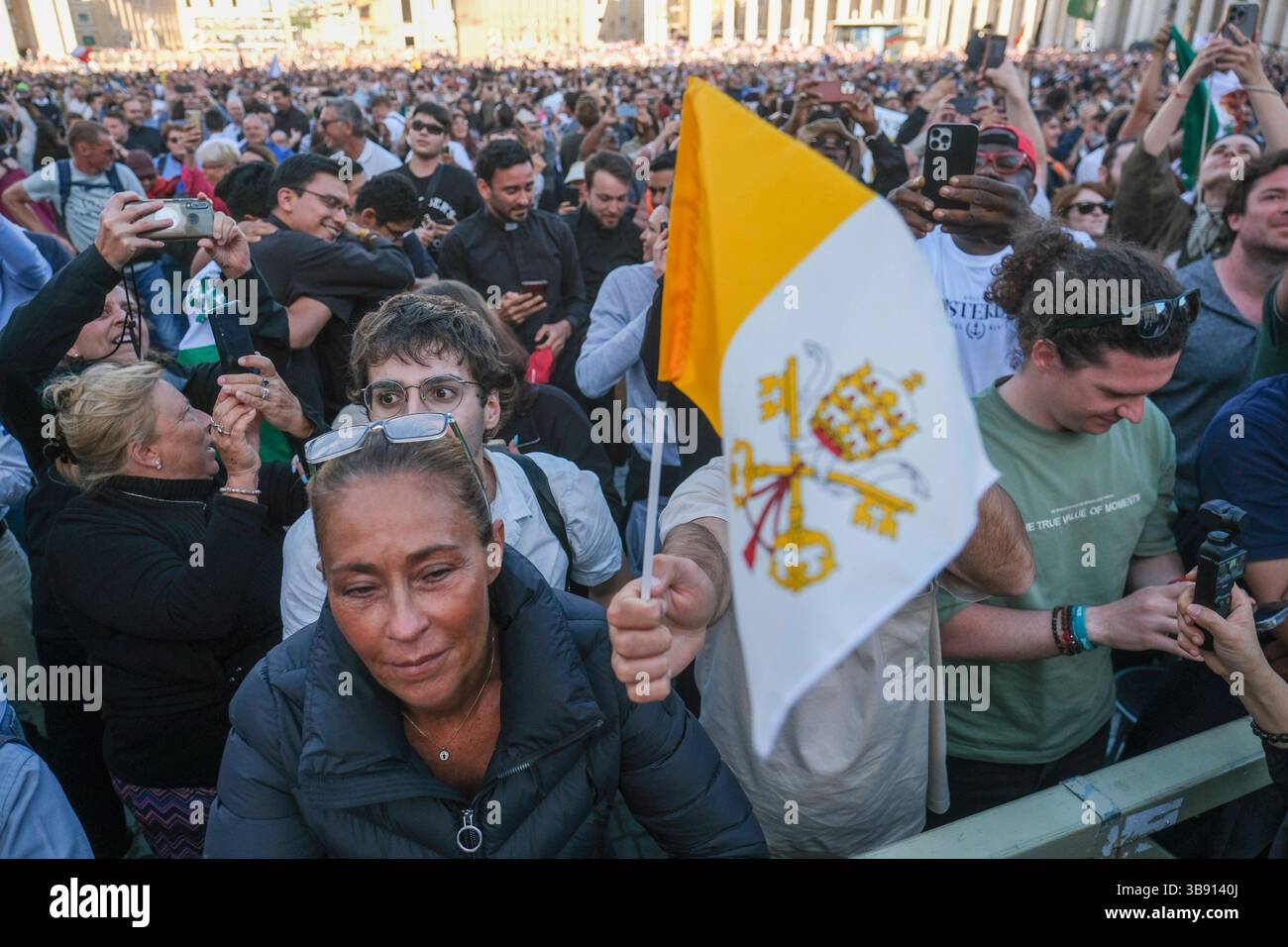 VATICAN POPE VOTE CONCLAVE people in jubilation at the moment of the ...