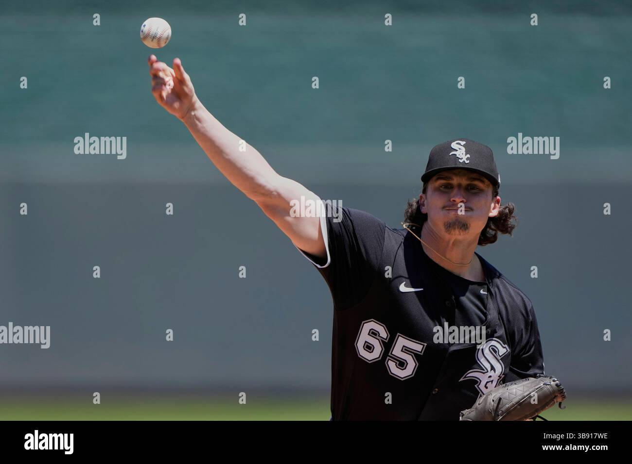 Chicago White Sox starting pitcher Davis Martin throws during the first ...