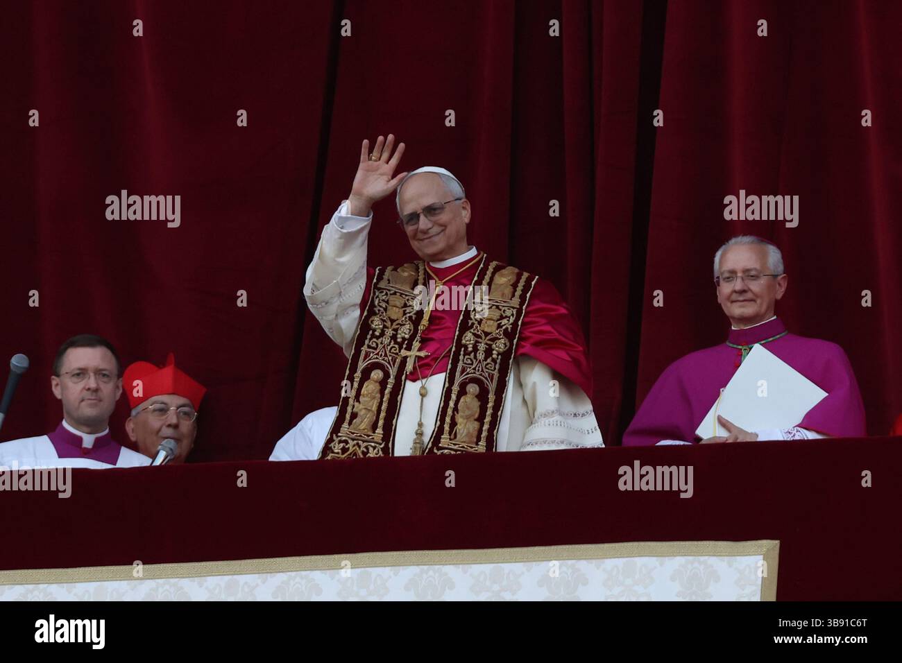 Rome, Italy. 08th May, 2025. Rome, Italy 05-08-2025: The new pontiff ...