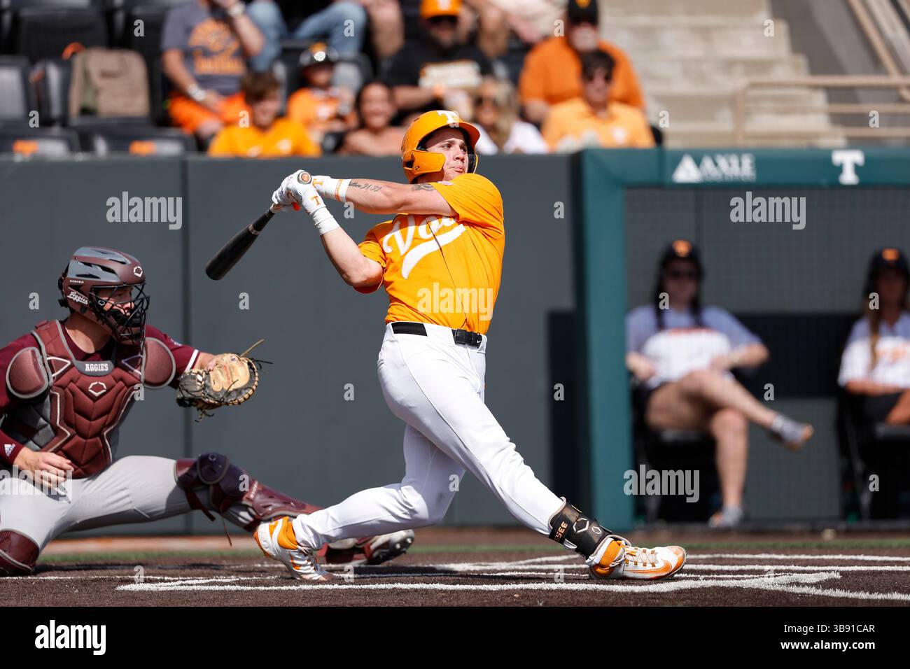 Tennessee Volunteers right fielder Reese Chapman (13) at bat during ...