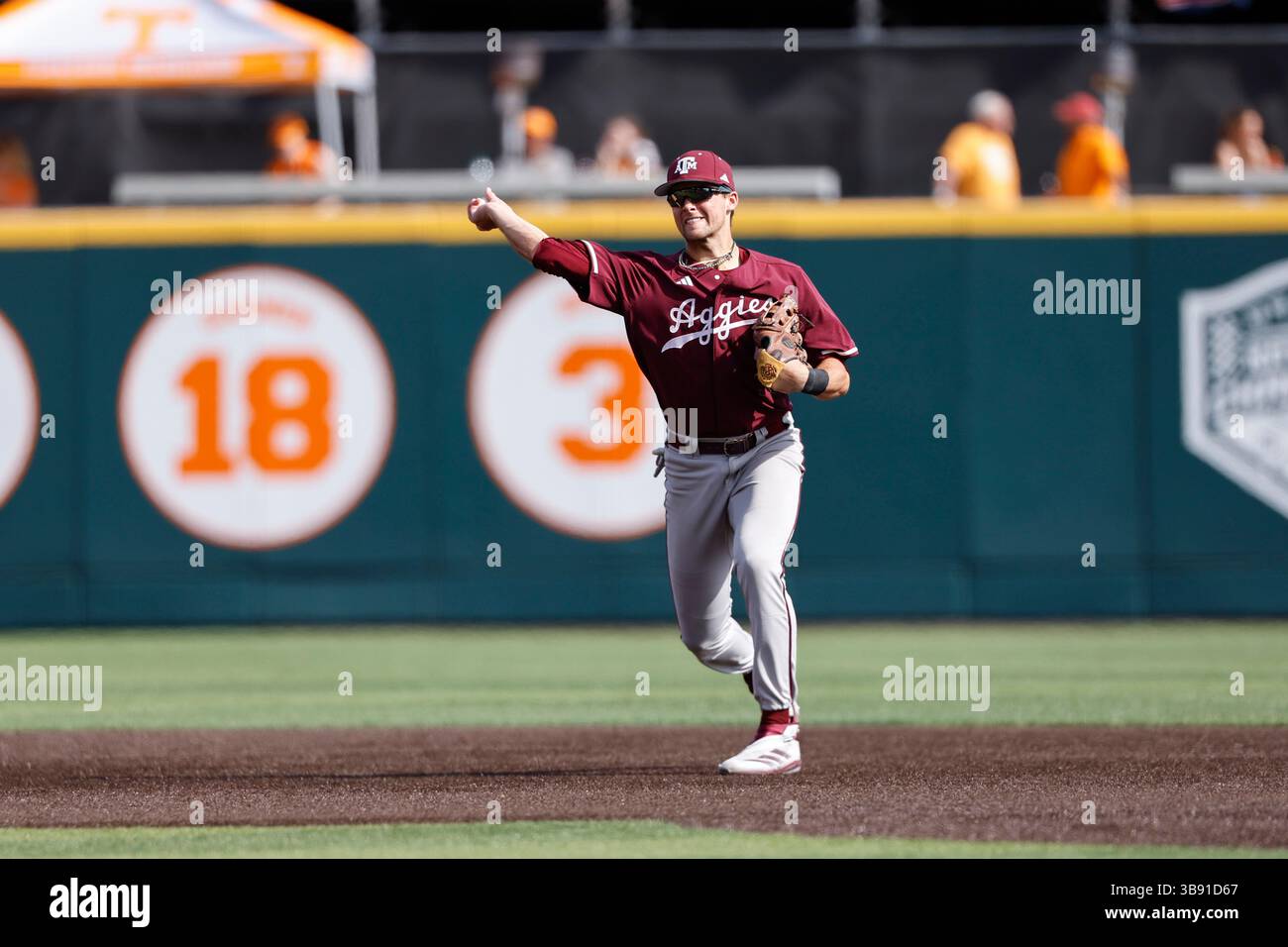 Texas A&M Aggies shortstop Kaeden Kent (6) on defense during Game 1 of ...