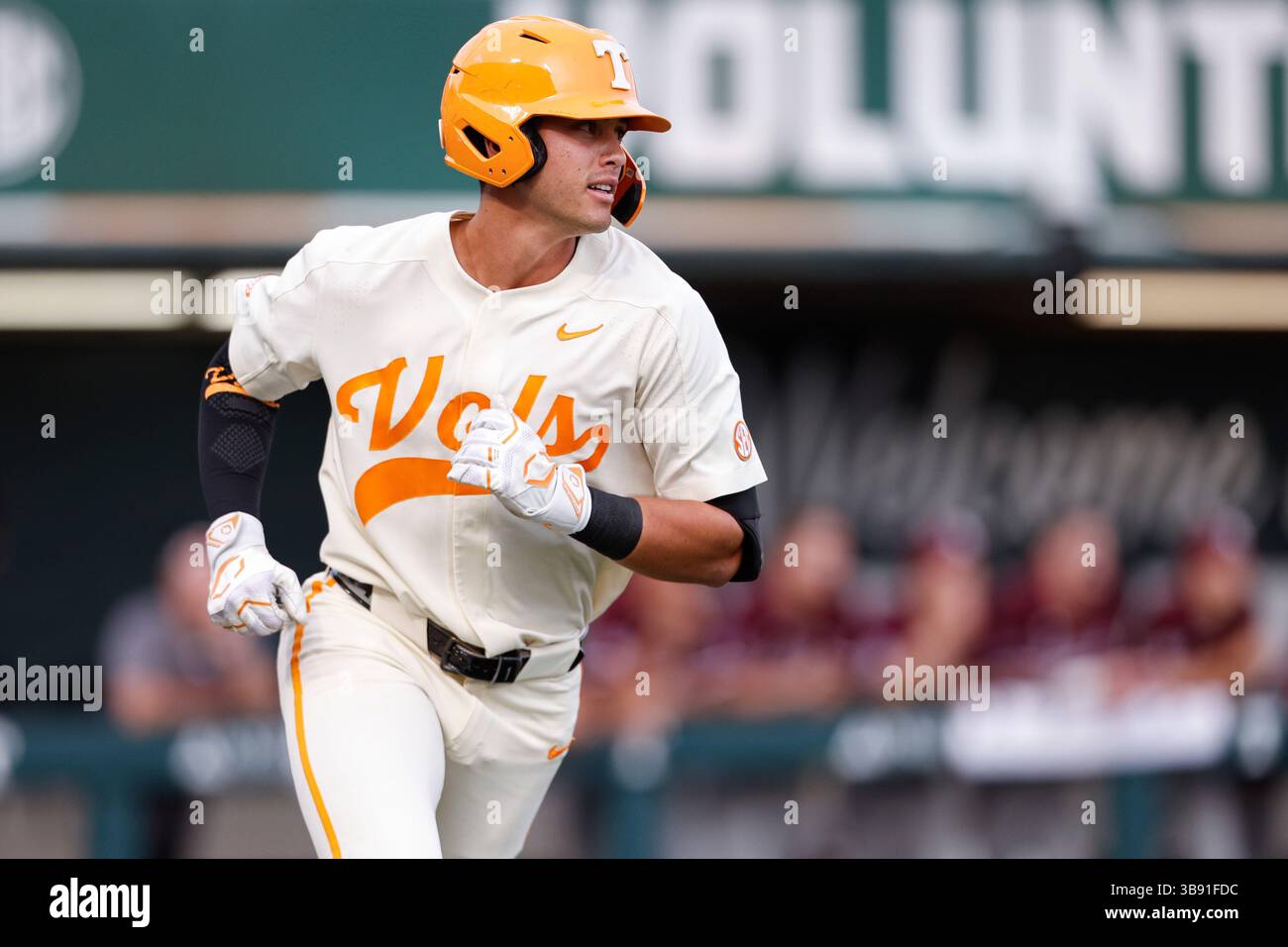 Tennessee Volunteers second baseman Dean Curley (1) hustles to first ...