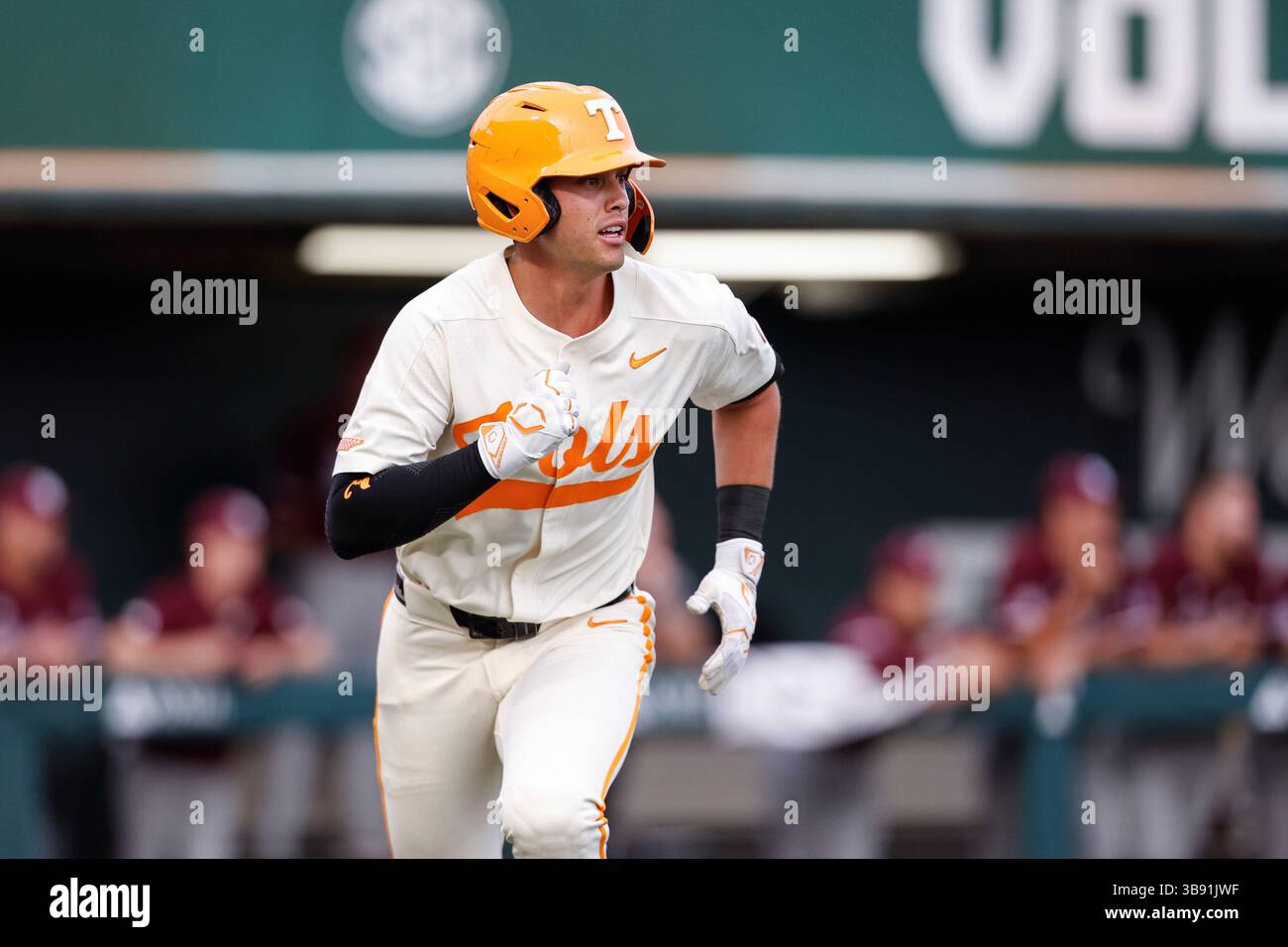Tennessee Volunteers second baseman Dean Curley (1) hustles to first ...
