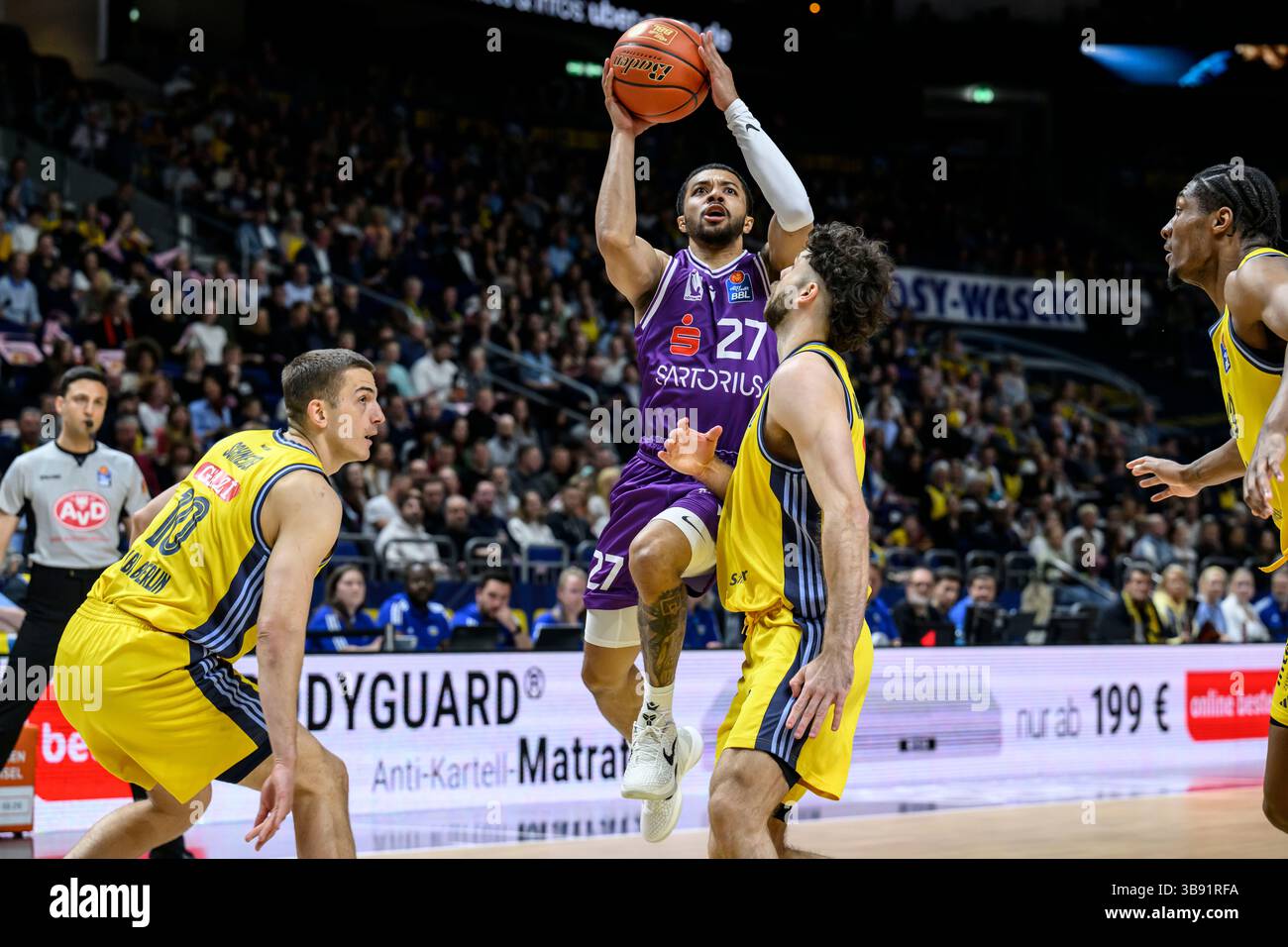 im Bild v.l.: Tim Schneider (Alba Berlin, #10), Marcus Shaver (BG ...