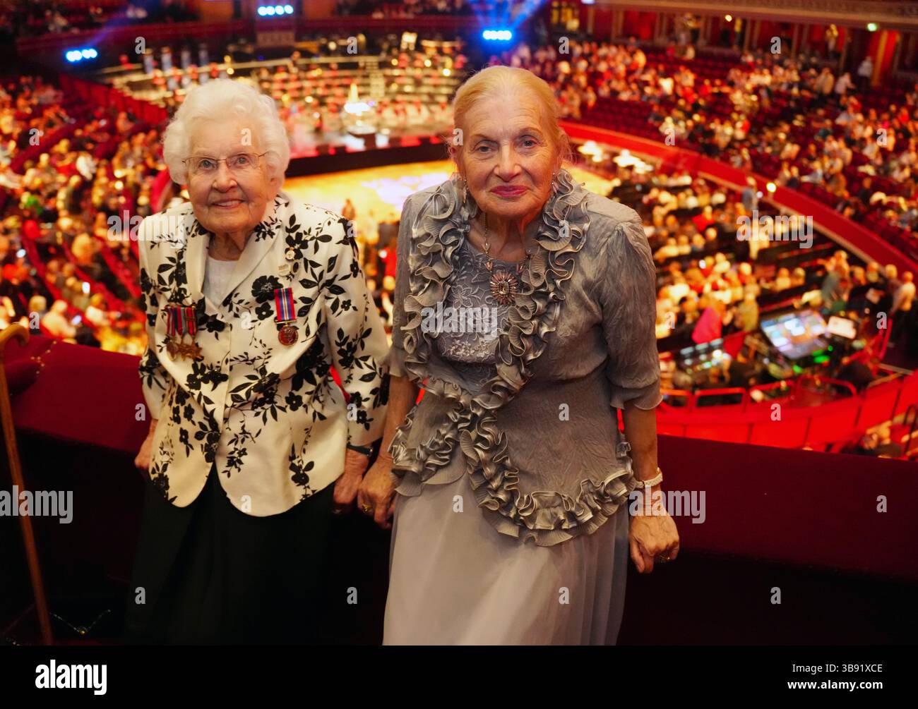 Evacuee ww2 hi-res stock photography and images - Alamy