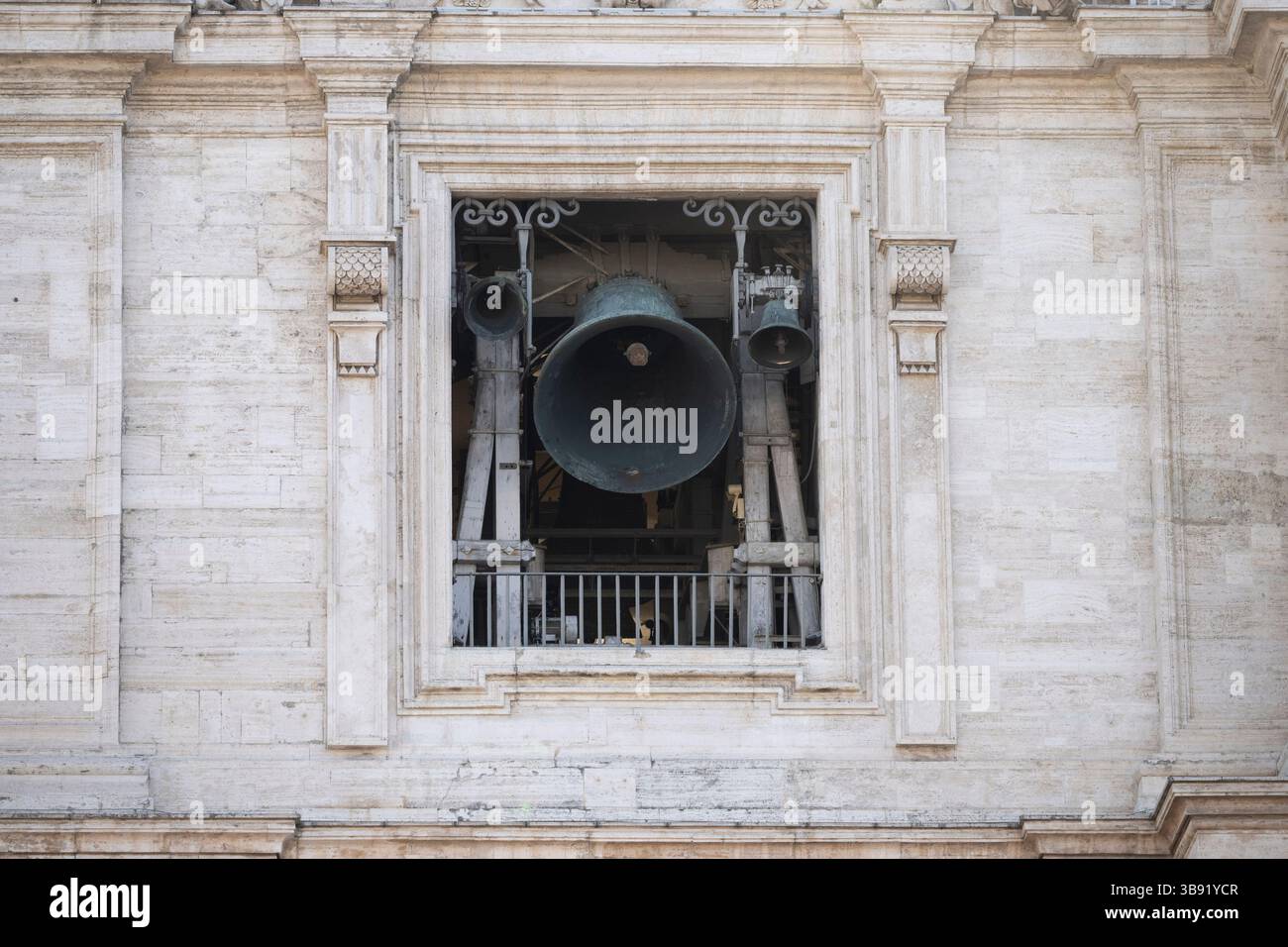 Vatikanstadt, Vatican. 08th May, 2025. A bell rings after the election ...